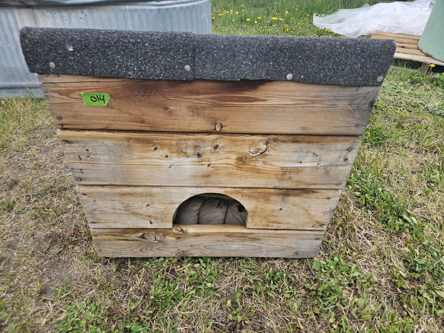 (2) Galvanized Tubs & Cat House - 26FH | Team Auctions