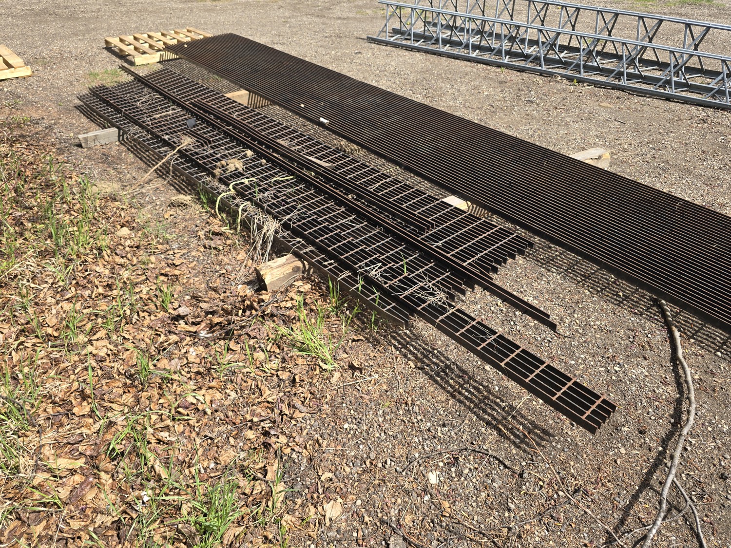Qty of Metal Grates - 26FI | Team Auctions